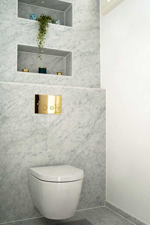 Gästtoalett i Carrara Marmor & Honey Gold - Badrums Planeten